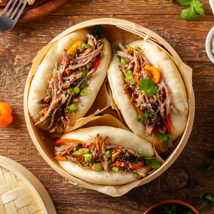 4 bao buns de canard, julienne de légumes, arachides et vinaigrette aux ...