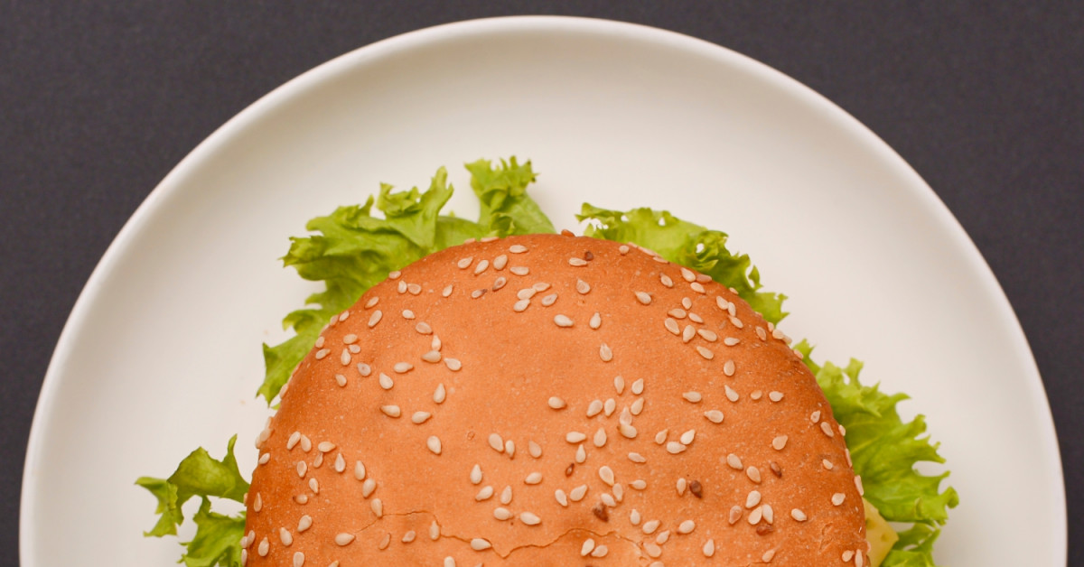 4 burgers de schnitzels de poulet aux corn flakes, Jalsberg et ...