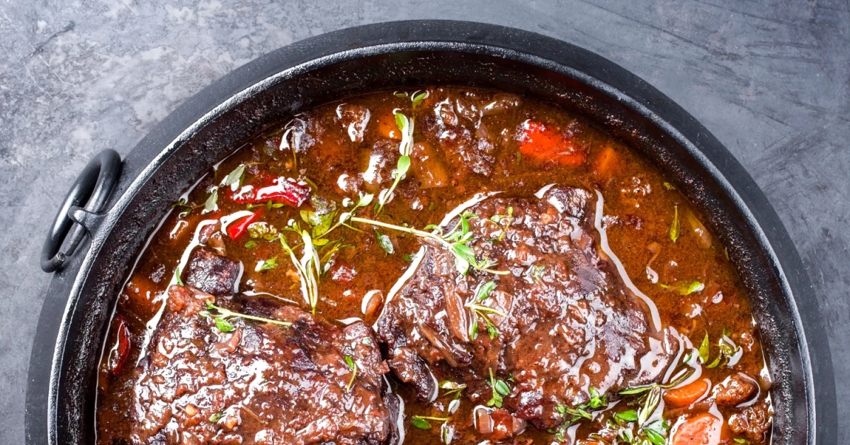 Braisé de joues de veau au porto et légumes racines, purée de pommes de ...
