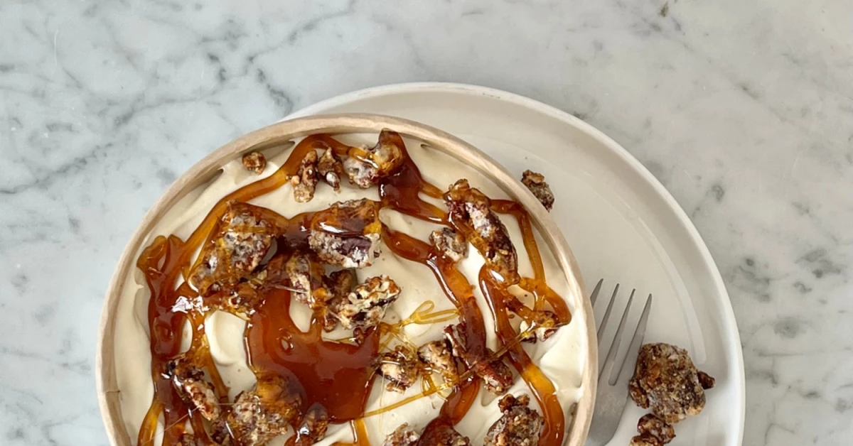 Gâteau érable et pacanes - Fabrique caramel | Antoine.ca