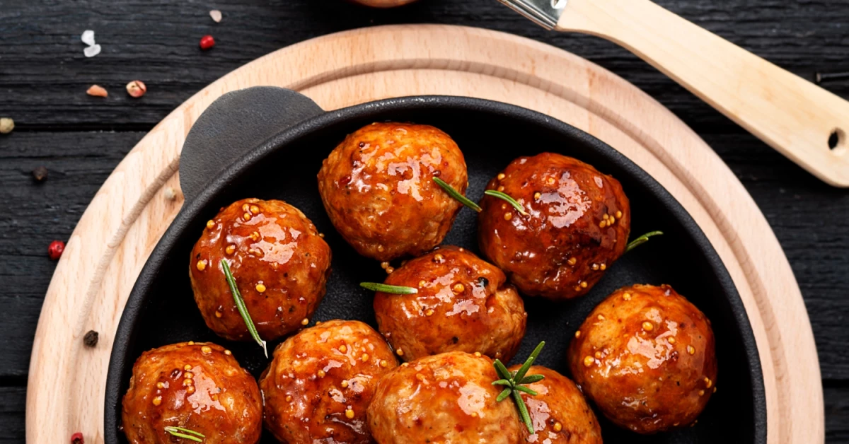 Tsukunes de poulet, sauce aux arachides, ramens et légumes verts ...