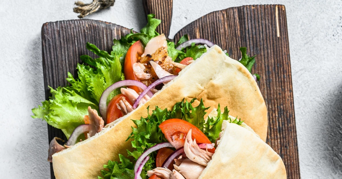 Assiette shish taouk de 2 poitrines de poulet, sauce à l'ail et pitas ...