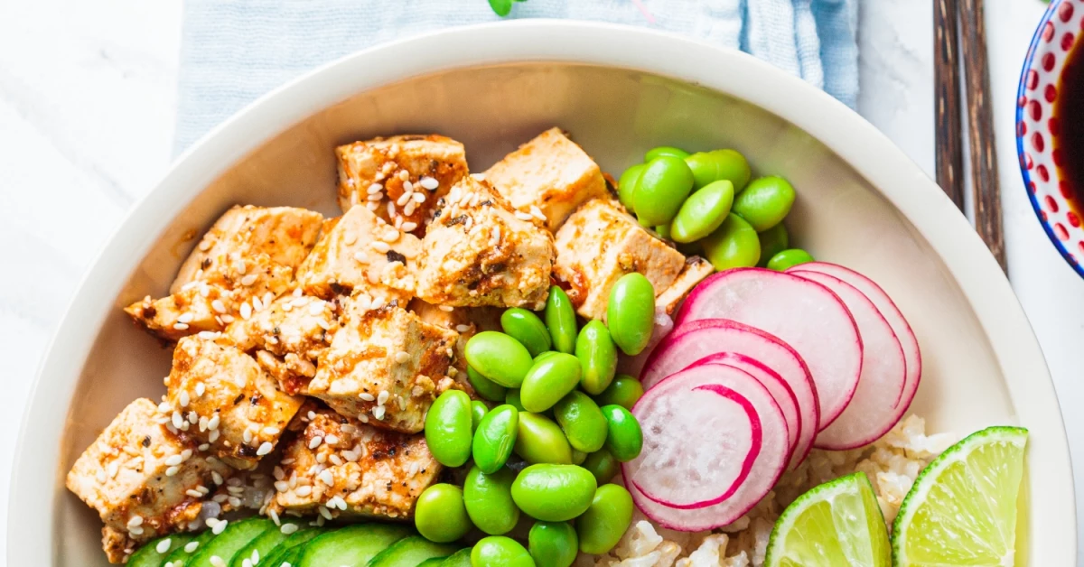 Poké bol de tofu croustillant, riz à sushi et légumes, sauce wafu ...