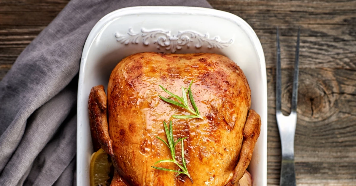 Poulet entier rôti au pesto d'estragon, pommes de terre à la grecque ...