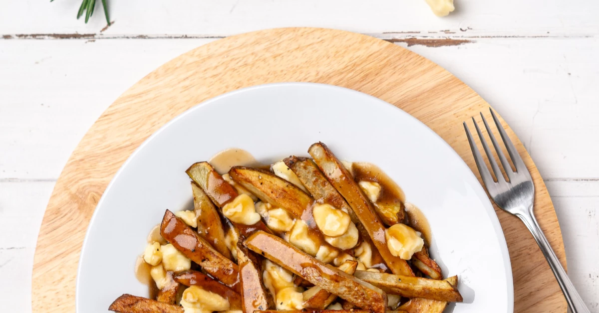 Poutine maison au bacon, fromage en grains et sauce à poutine | Antoine.ca