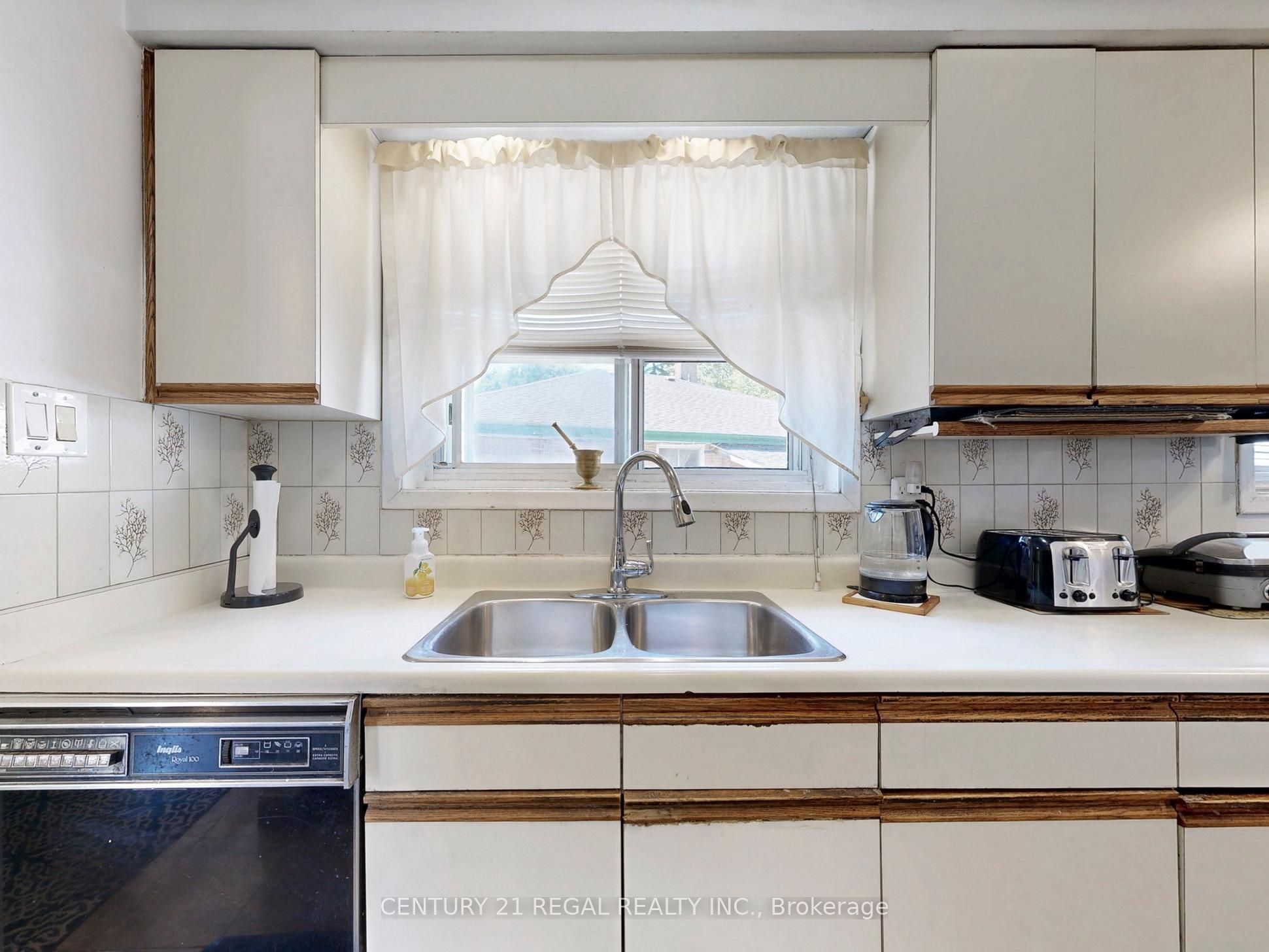 94 Billington Cres, Toronto, ON - Backsplit 4-Level for Sale @ $849.9K ...