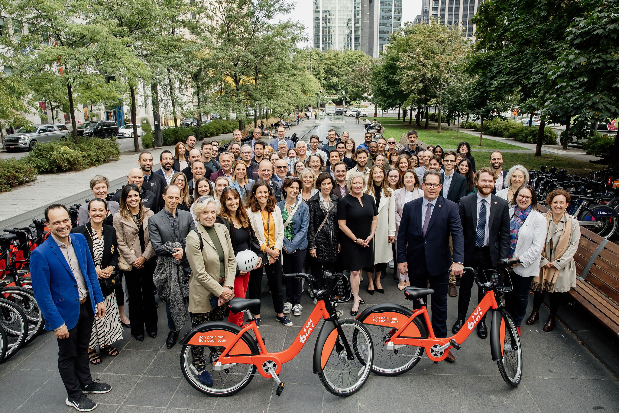 Vélos rouges pour célébrer 15 ans de vélopartage | BIXI Montréal
