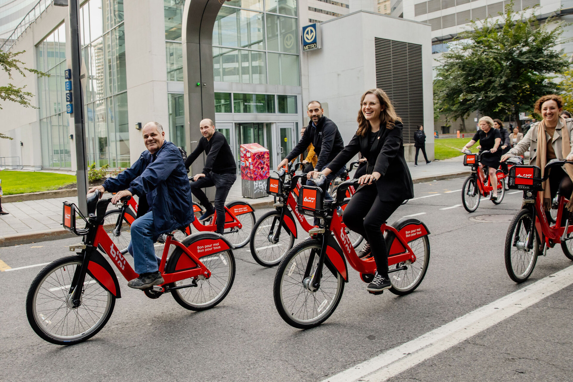 Red bikes to celebrate 15 years of bike-sharing | BIXI Montréal