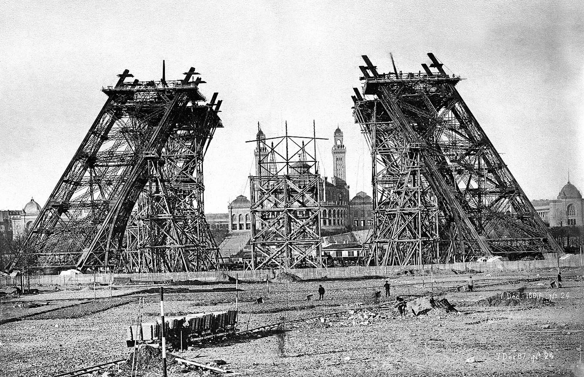 Historical photos of famous monuments under construction - Espresso Mag