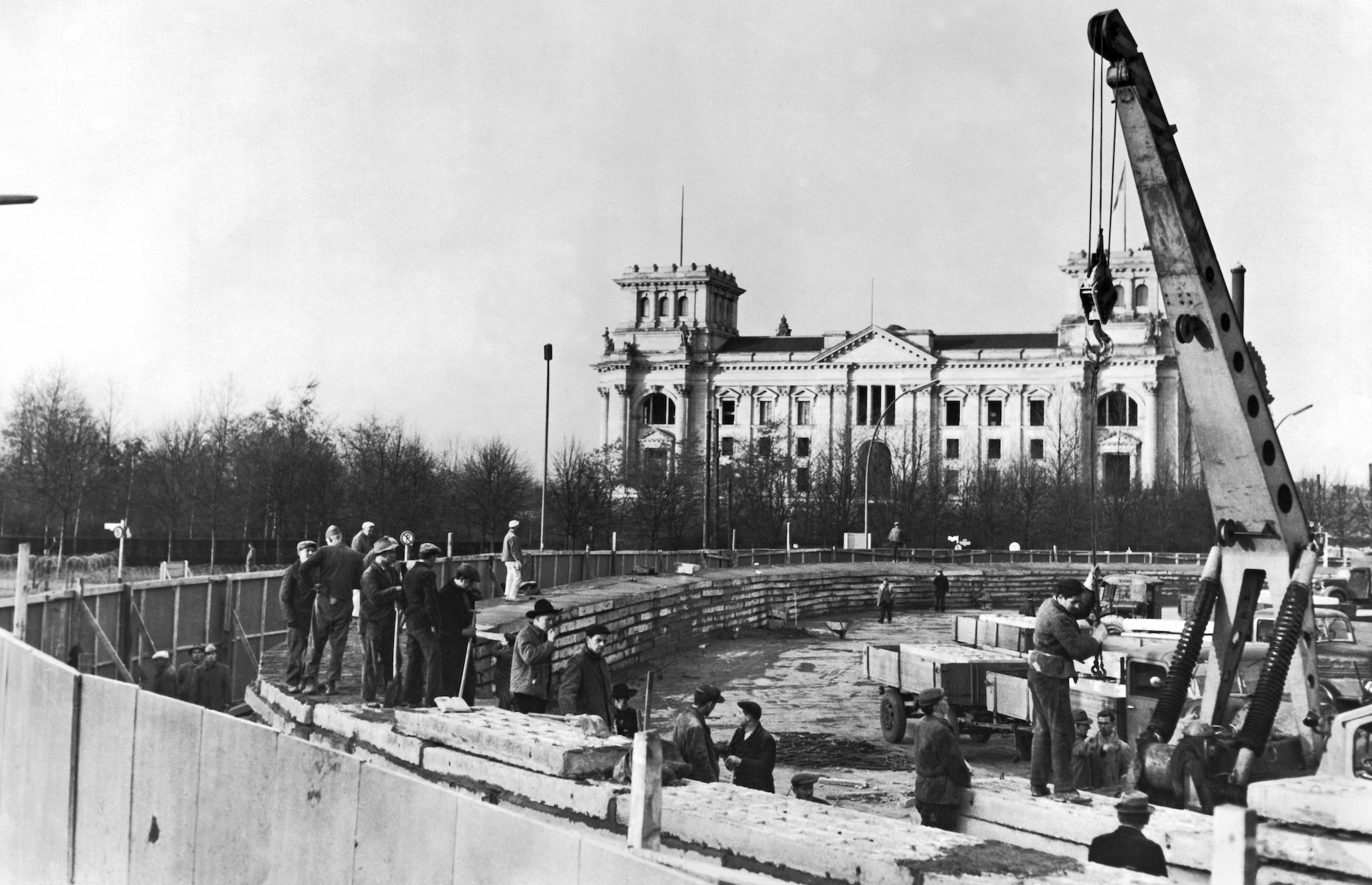 Historical photos of famous monuments under construction - Espresso Mag