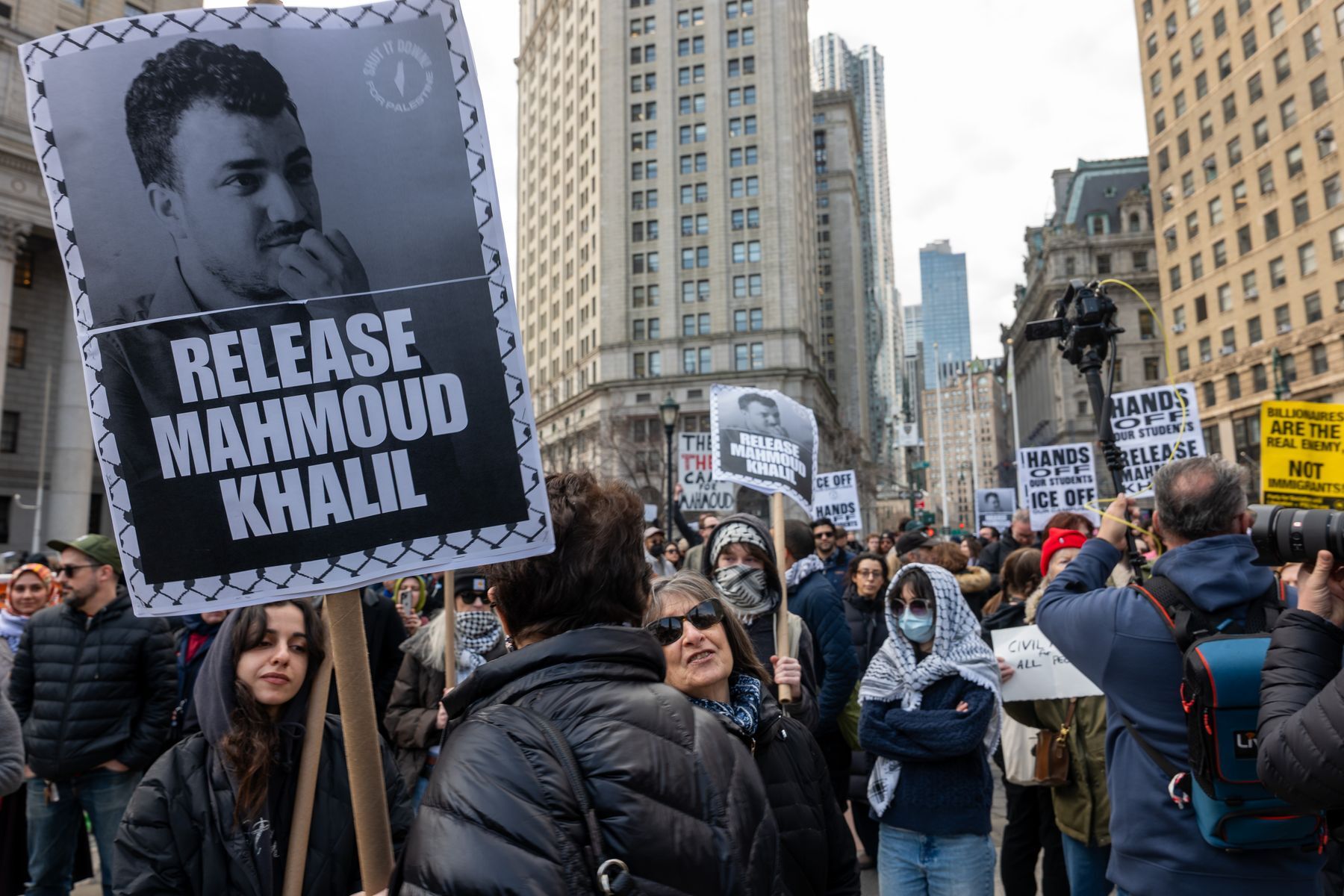 A judge orders the release of an immigrant linked to the White House press secretary - Espresso Mag