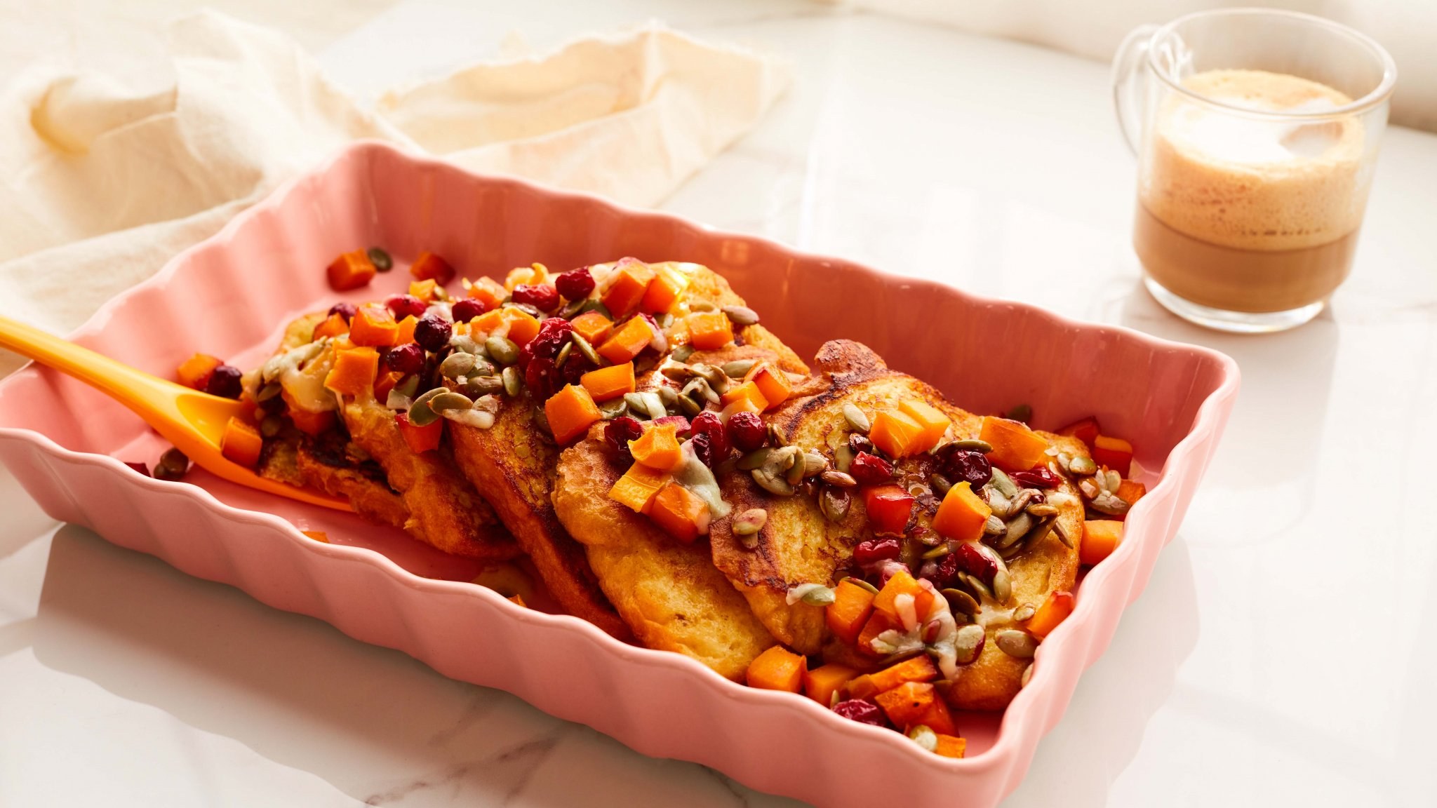 Pain doré bio, garniture de courge rôtie, canneberges, cheddar et sirop ...